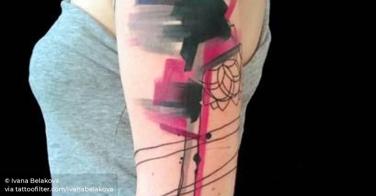 Abstract tattoo on the left arm and shoulder.