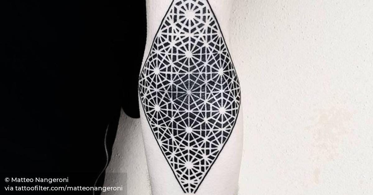 Op art style rhombus on the left inner arm.