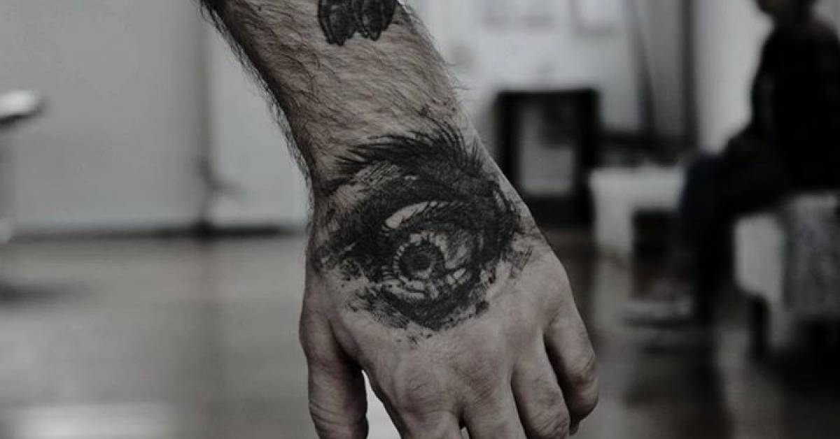 Eye tattoo on the left hand.