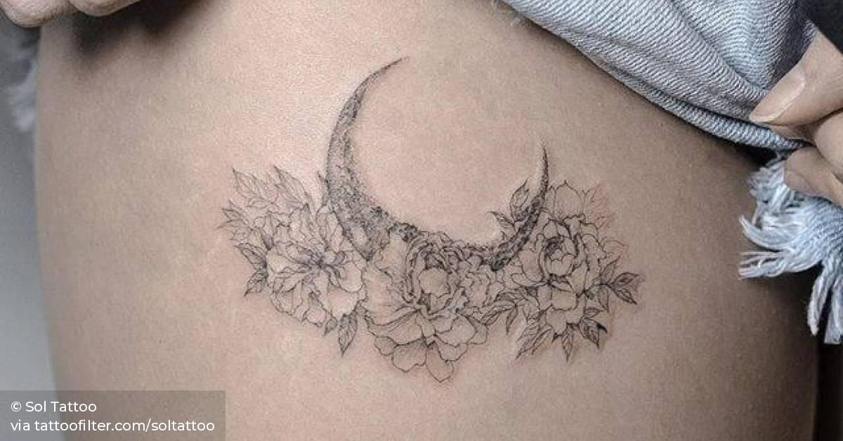 Fine line moon tattoo on the right thigh.