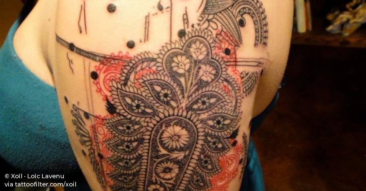 Graphic style piece on the left upper arm and shoulder.