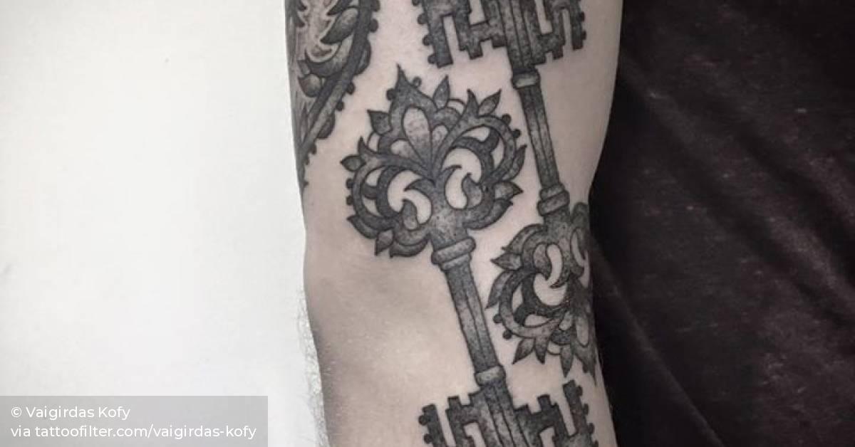 Blackwork key tattoos on the right arm.