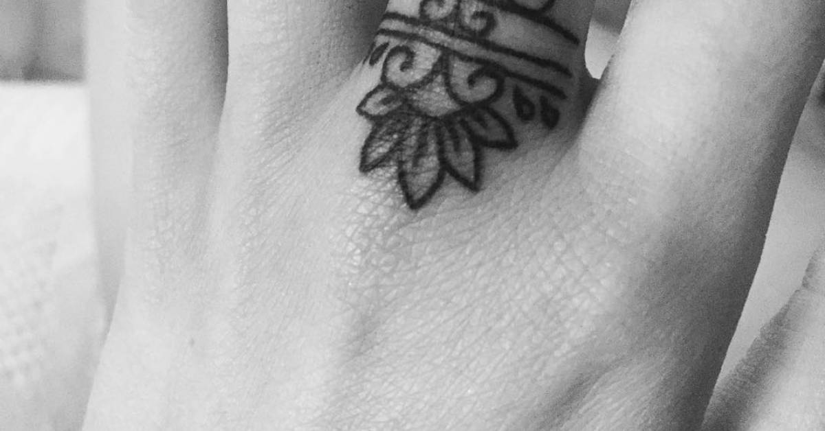 Middle finger tattoo on Olivia Fayne.