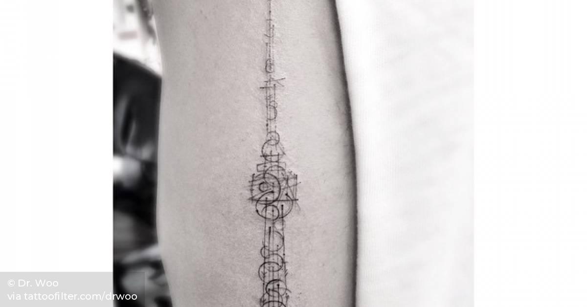 Toronto's CN Tower on Drake's left tricep, by Dr. Woo.
