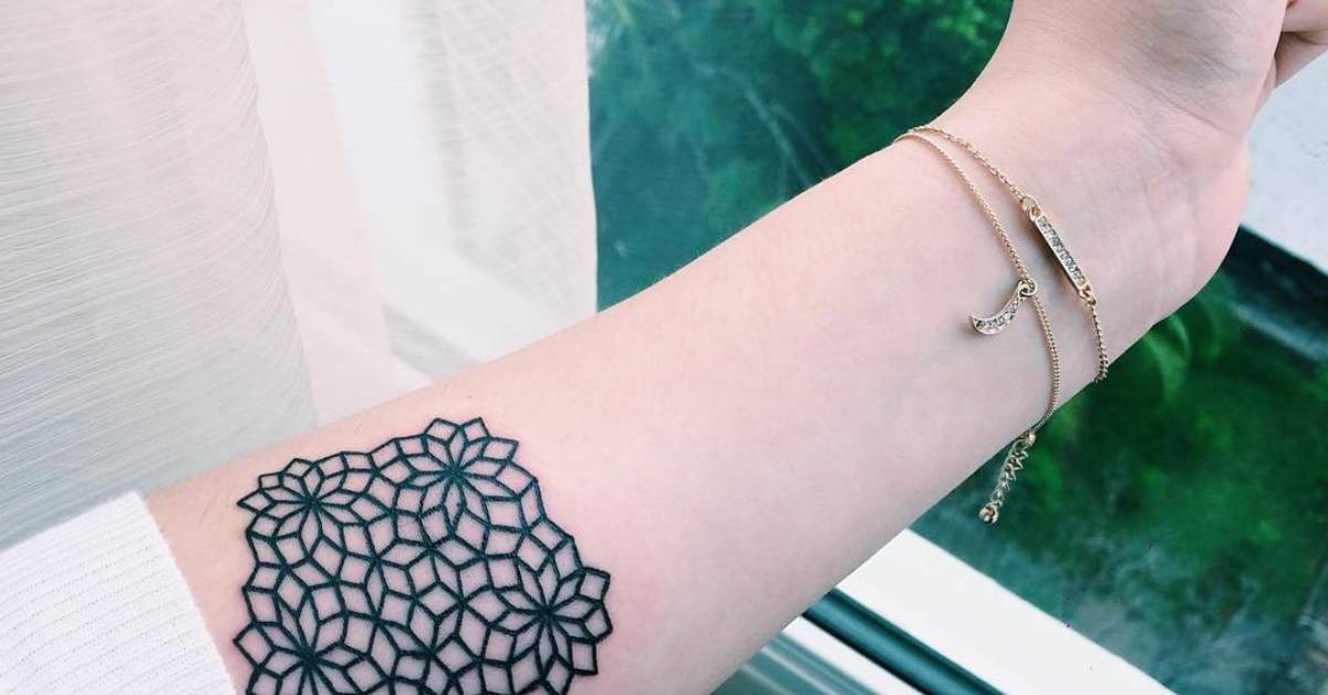 Geometric pattern tattoo on the forearm on Fabiana.