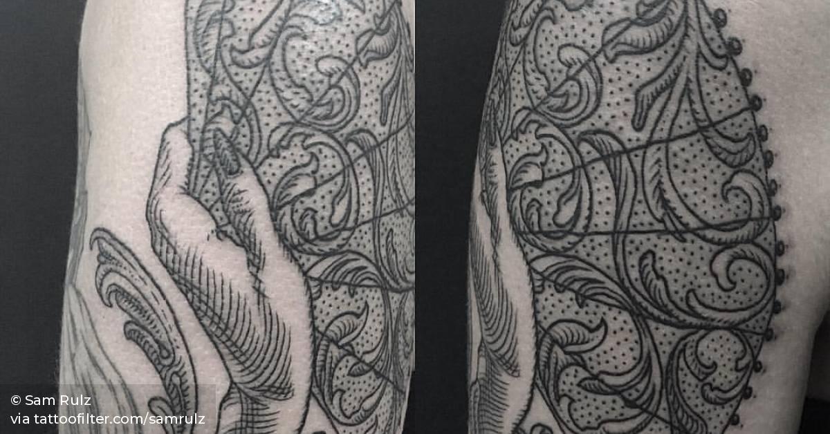Engraving style hand fan tattoo on the right upper arm.