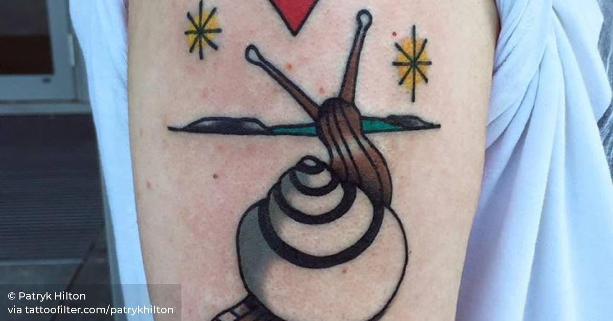 Snail tattoo on the right upper arm.