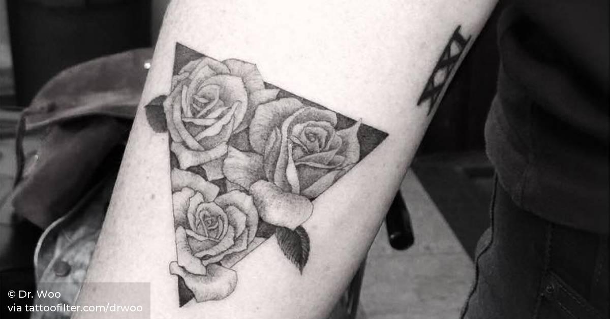 Fine line triangle with three roses on the right inner