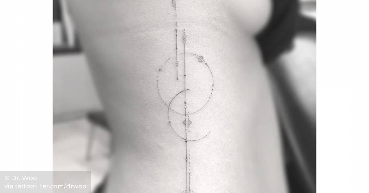 Fine line geometric piece on the right side.