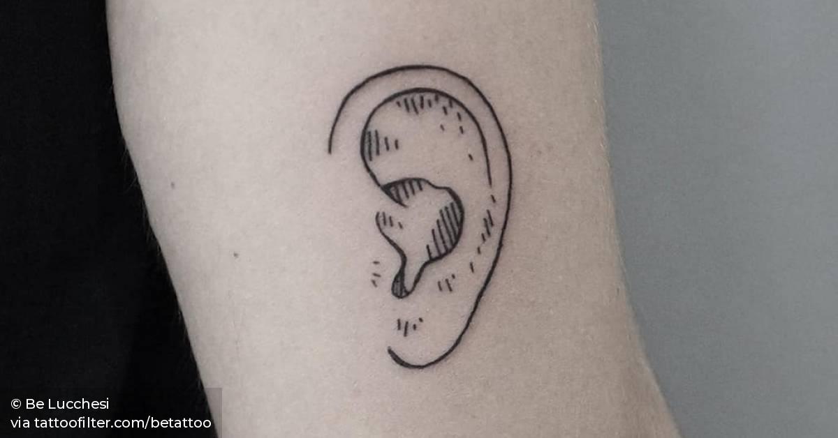 Ear tattoo on the back of the right arm.