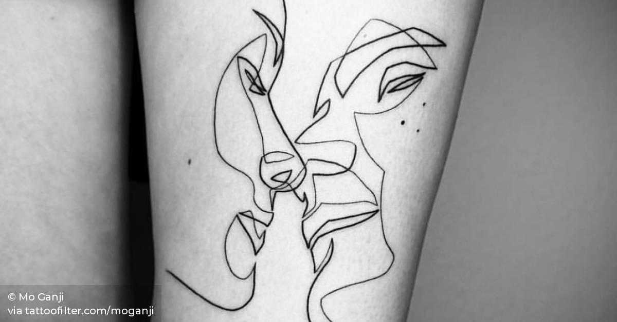 Continuous line kiss tattoo on the left thigh.
