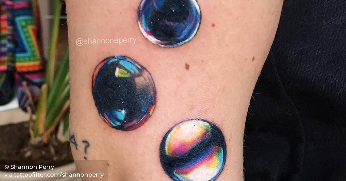 Marble tattoos on the right upper arm.