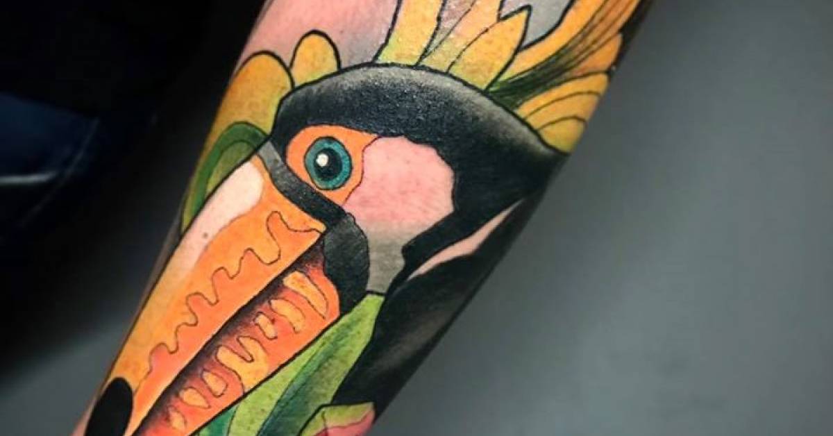 Tatuaje de un tucán de estilo new school.