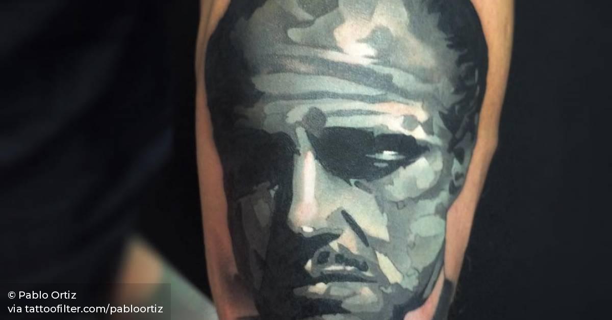 Tatuaje de un retrato de Vito Corleone en estilo