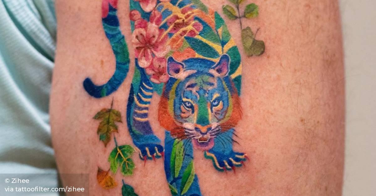 Colorful tiger on the upper arm.