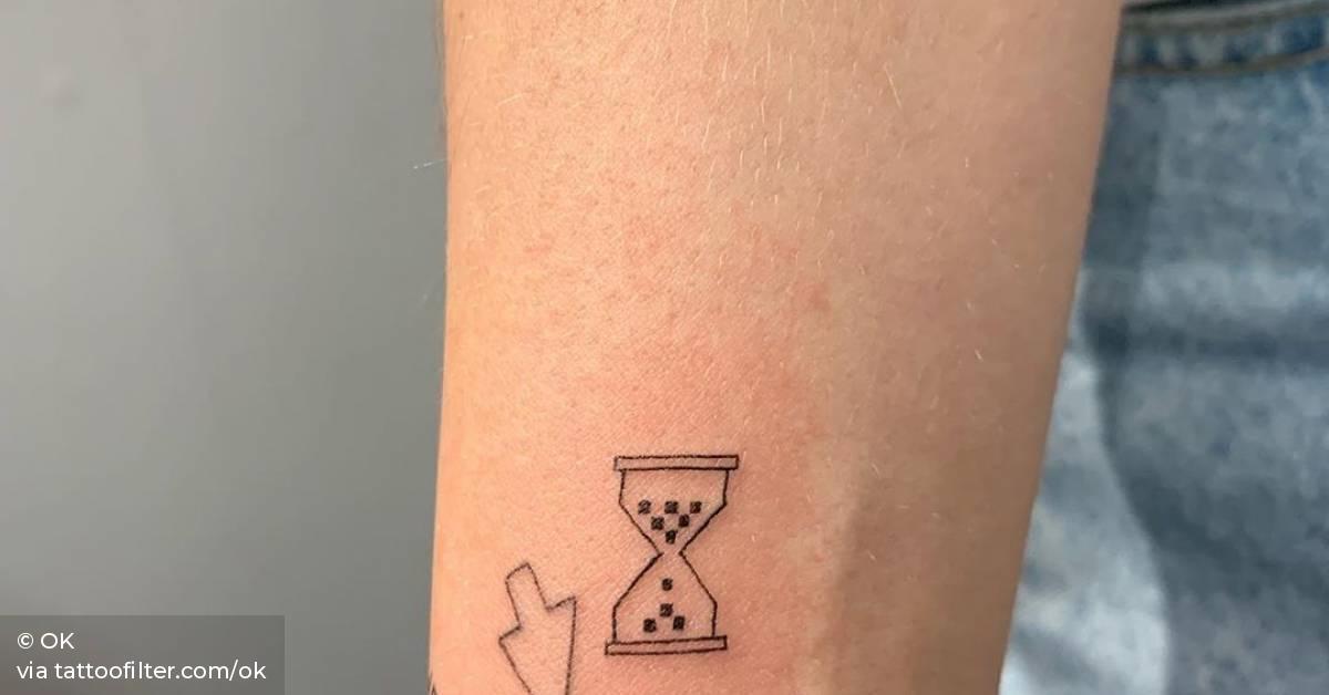 Cursor symbols on Kelly Svirakova.
