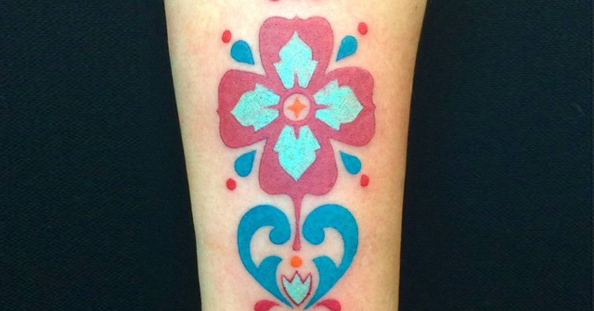 Kurbits inspired pattern on the forearm.