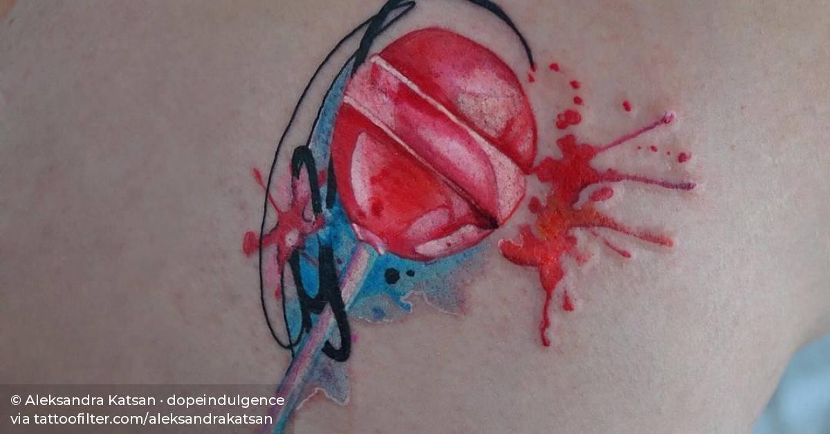 Lollipop tattoo on the right side of the hip.