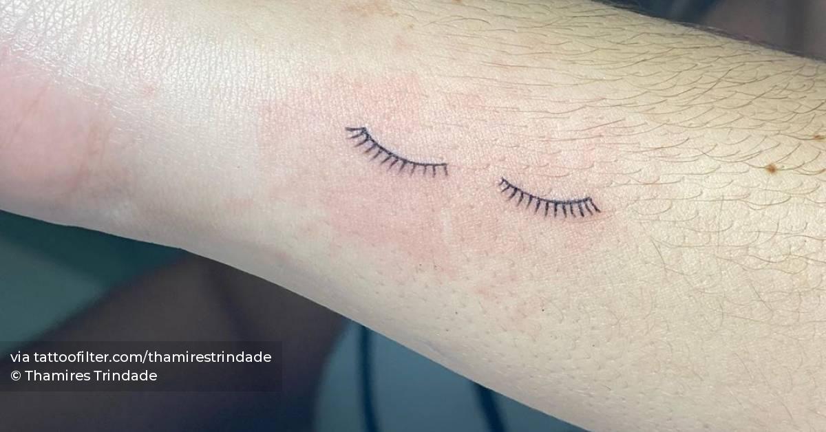Eyelashes tattoo in fine line