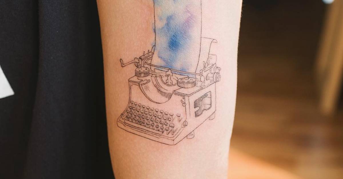 Typewriter tattoo on the left upper arm.