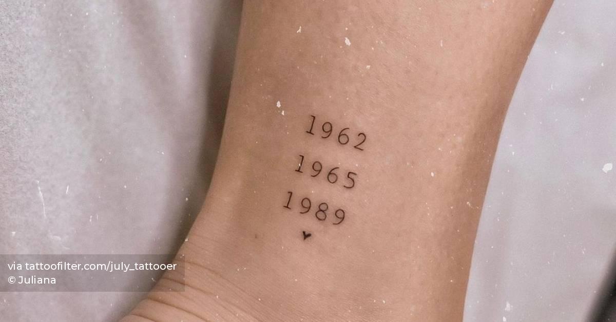 "1962", "1965" e "1989" tatuados no tornozelo
