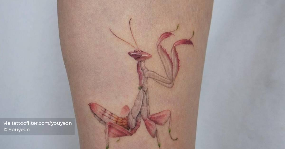 Micro-realistic praying mantis tattoo