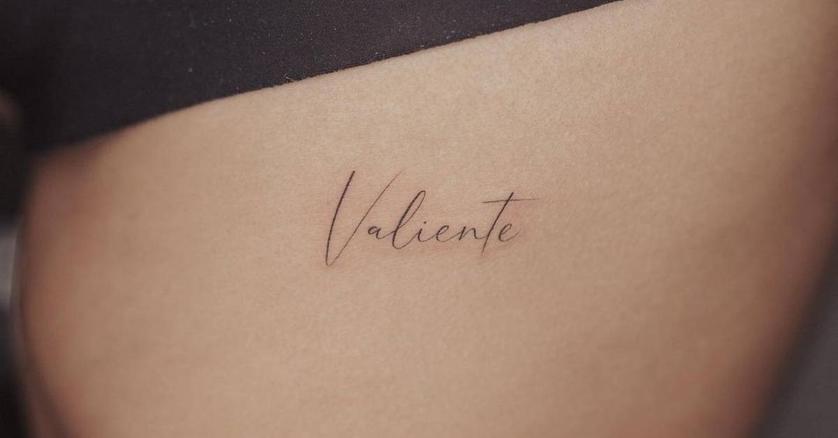 "Valiente" lettering tattoo on the rib.