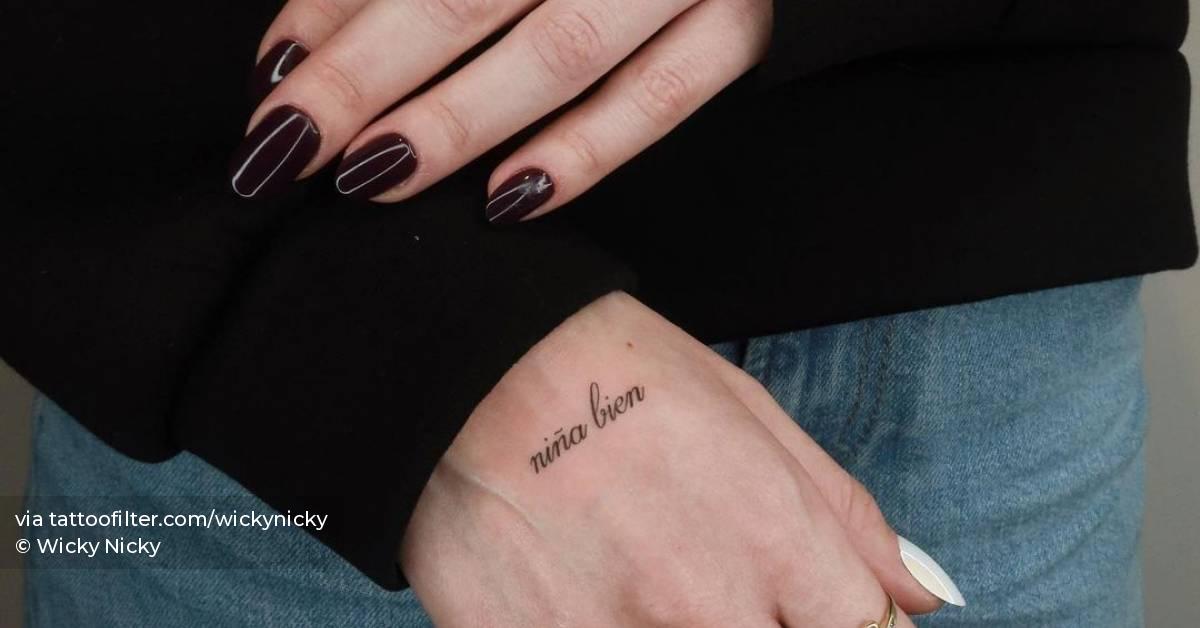 "Niña bien" lettering tattoo on the hand.
