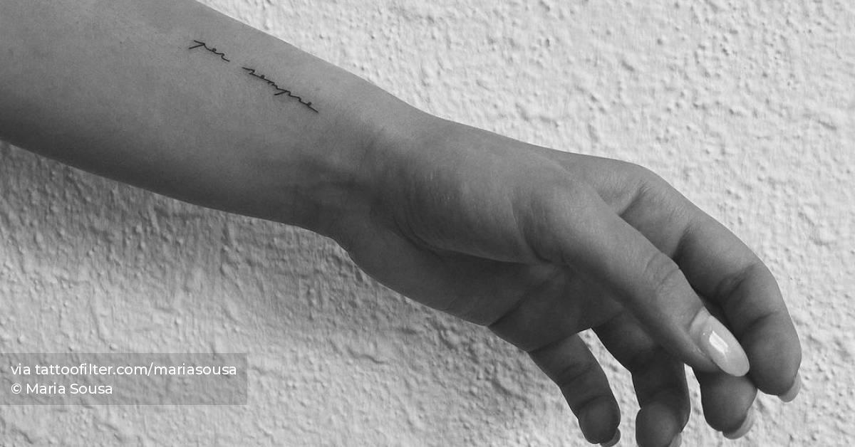 "Per sempre" lettering tattoo on the wrist.