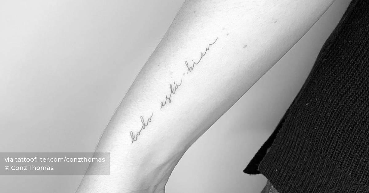 "Todo está bien" lettering tattoo on the wrist.