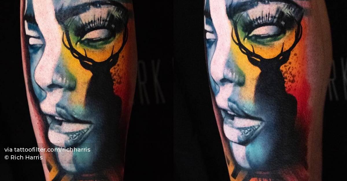 Graphic tattoo on the shin.
