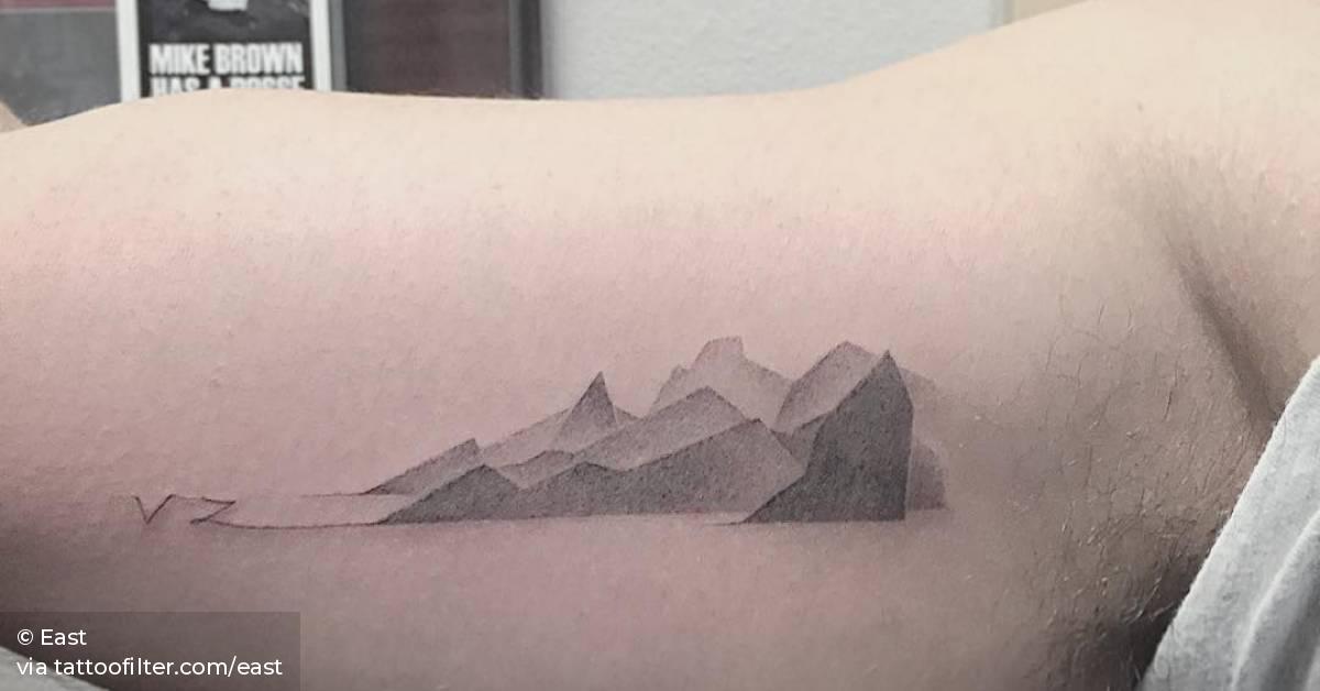 Abstract style mountains on the right inner arm.