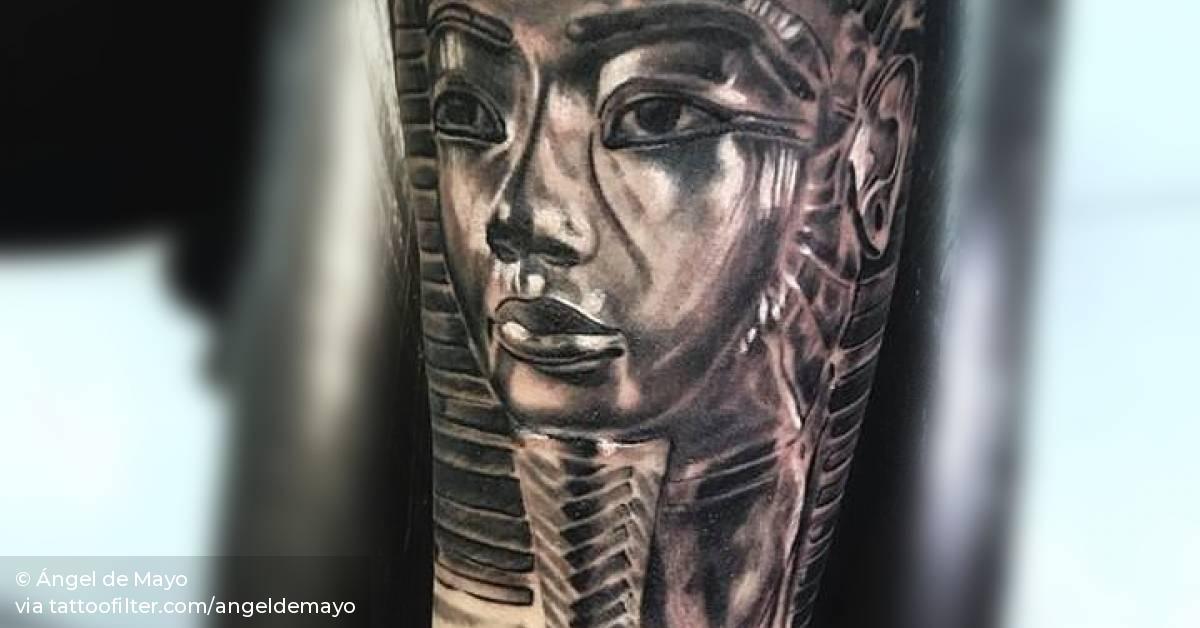 Tatuaje en negro y gris de Tutankhamun situado en el