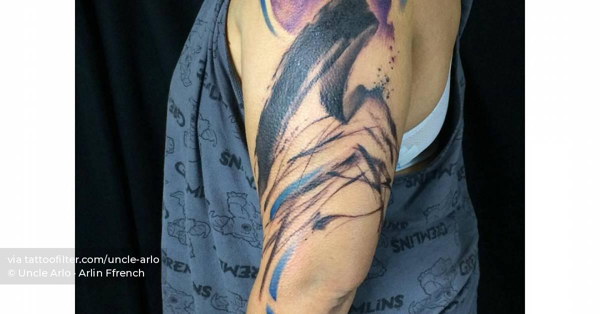 Abstract tattoo on the upper arm.