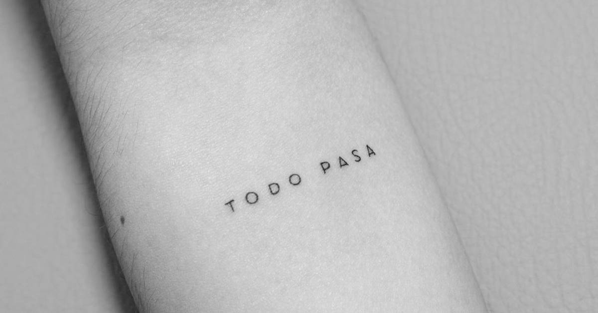 "Todo pasa" lettering tattoo on the inner forearm.