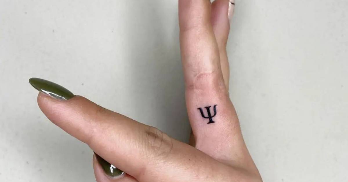 Letras Griegas Tattoos Minimalist Psi Letter Tattoo On The Finger.