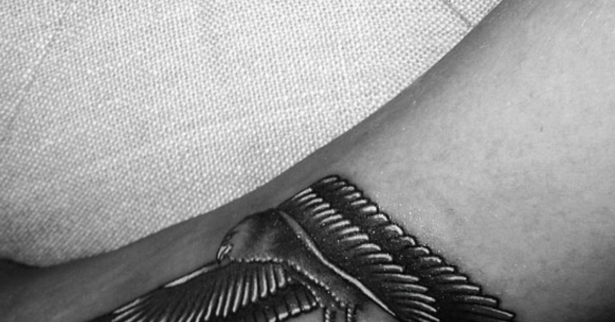 Tatuaje de un halcón de estilo egipcio en el tobillo