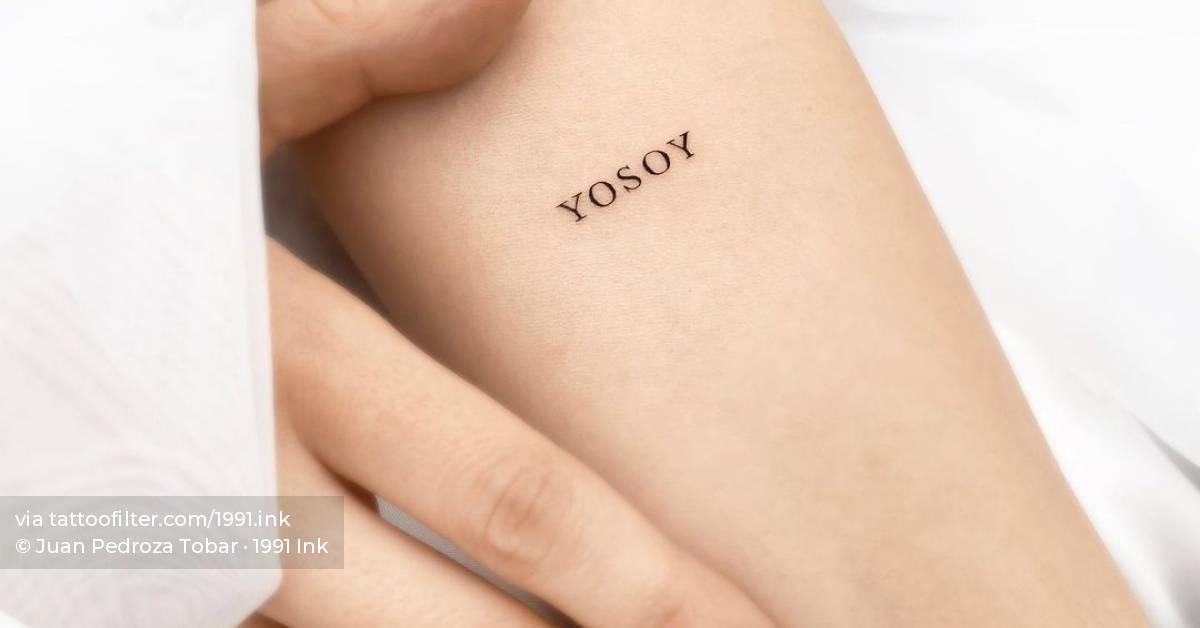 "Yo soy" lettering tattoo on the inner forearm.