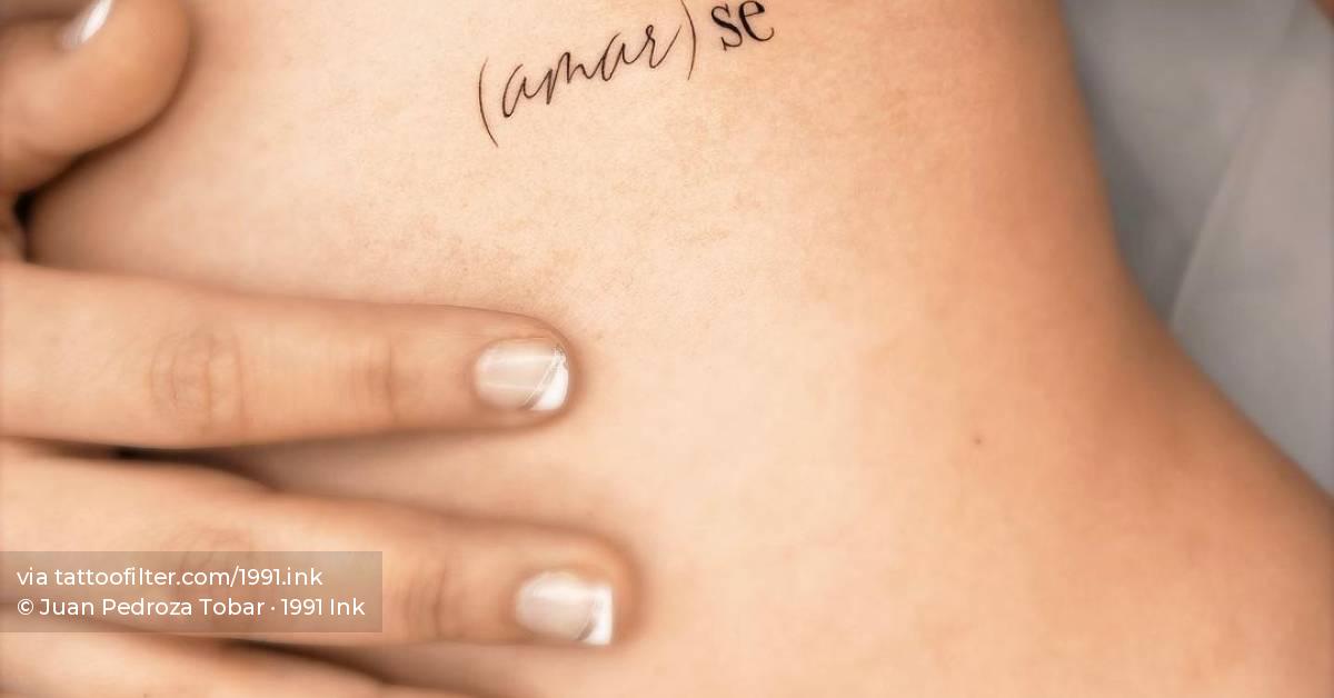 "Amar-se" lettering tattoo on the rib.