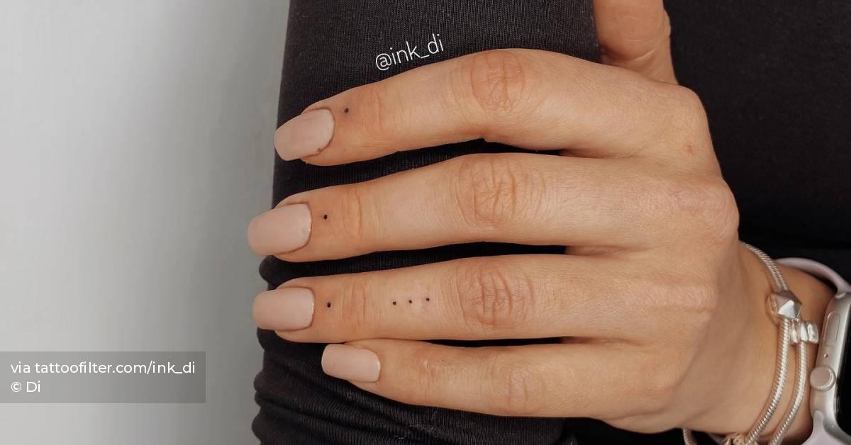 Minimalistic dots tattoo done on the fingers.