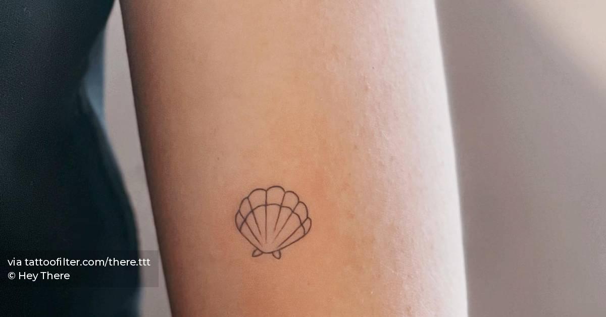 Minimalistic shell tattoo done on the bicep.