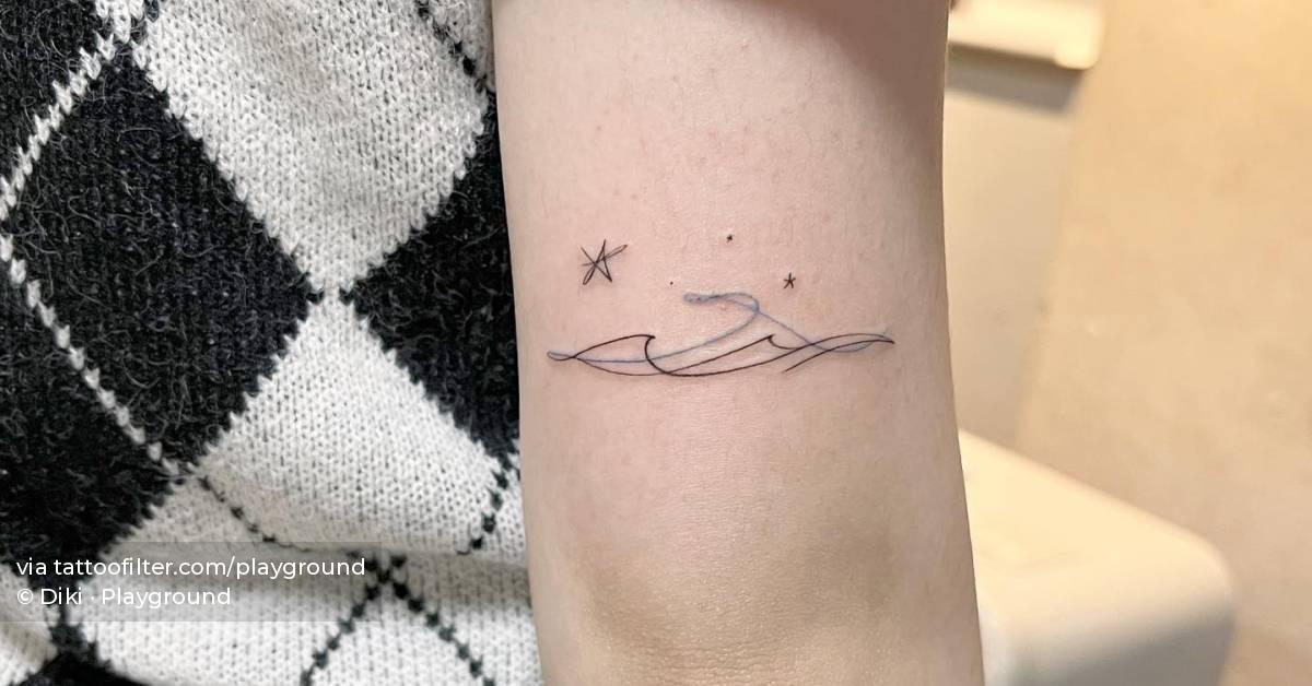Fine line abstract wave tattoo done on the tricep.
