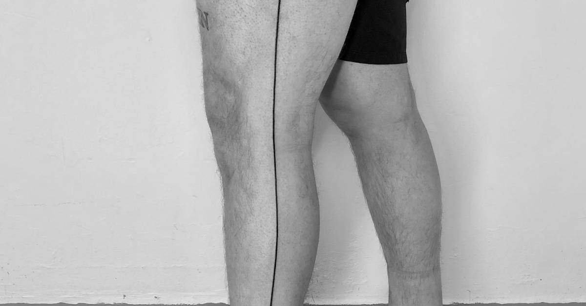 Just a minimalistic line tattooed on the leg.