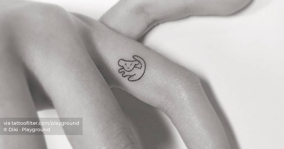 Minimalistic Simba tattooed on the finger.