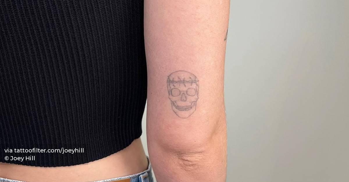 Single needle skull tattoo done on the tricep (4 years