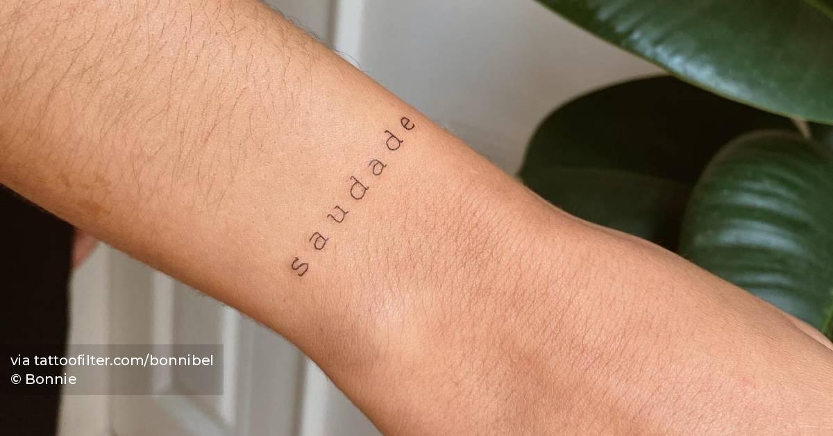Tatuagem da palavra "saudade" feita no pulso.