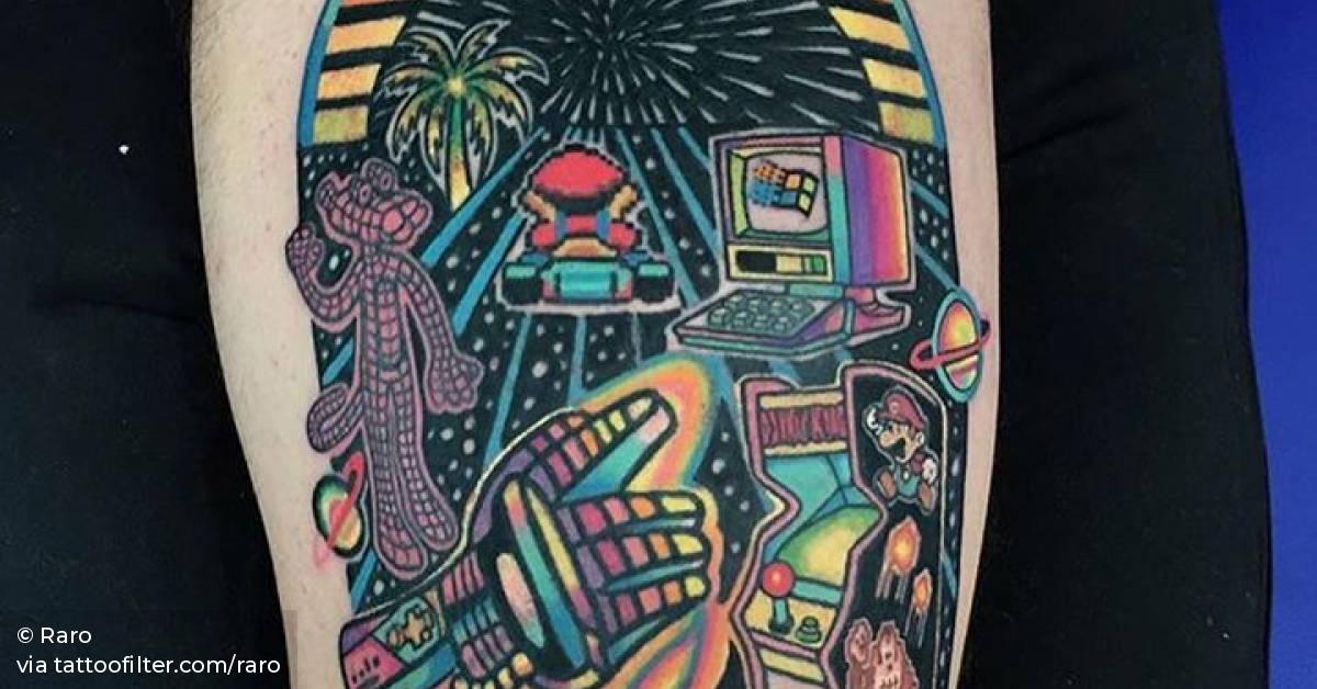 Tatuaje inspirado en arcade en el muslo izquierdo.