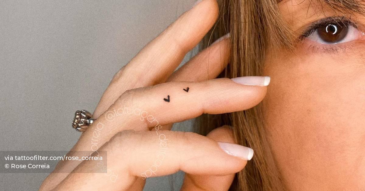 Tiny minimalistic hearts tattooed on the finger.