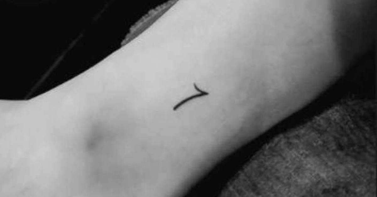 Number "7" tattoo located on RM's ankle.