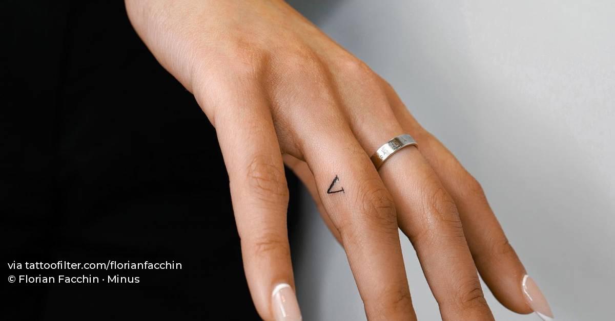 Tatuagem Letra V Letter "Y" Tattoo On The Wrist.